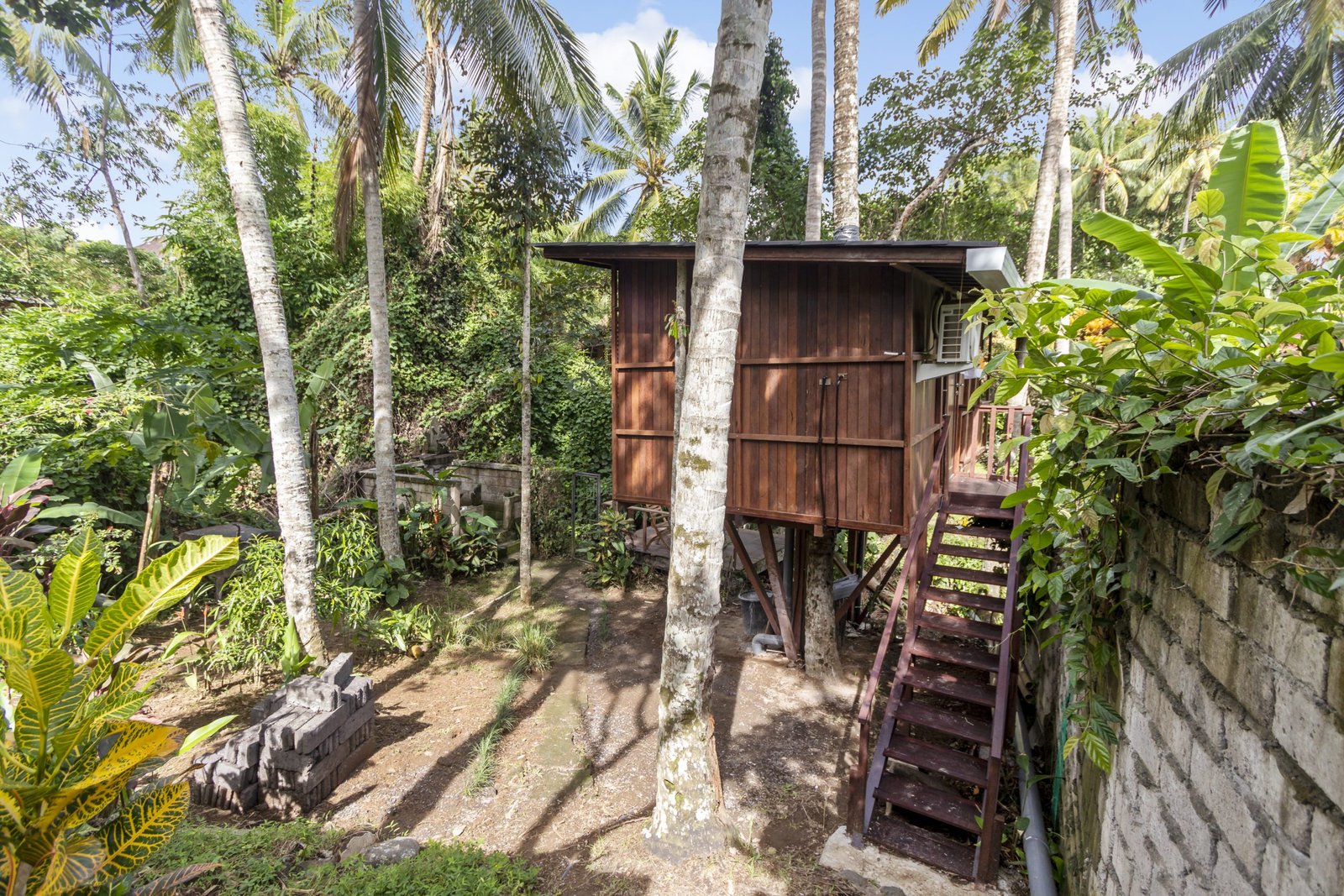 The Ubud Treehouse - Stay close to nature, Next to the Yoga BarnUbud